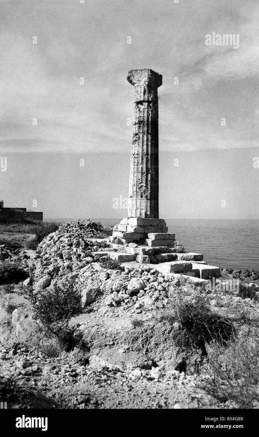 hera lacinia column, capo colonna, calabria, italy, 1957 Stock Photo ...