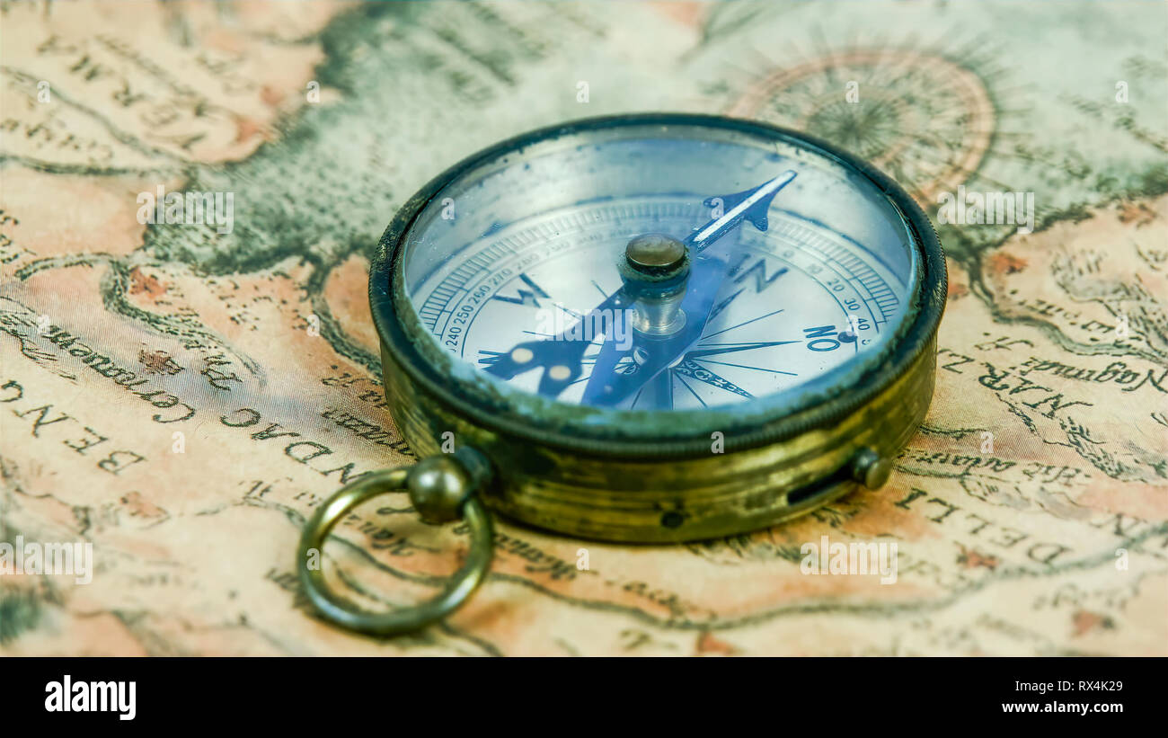 Gold map pointer hi-res stock photography and images - Alamy