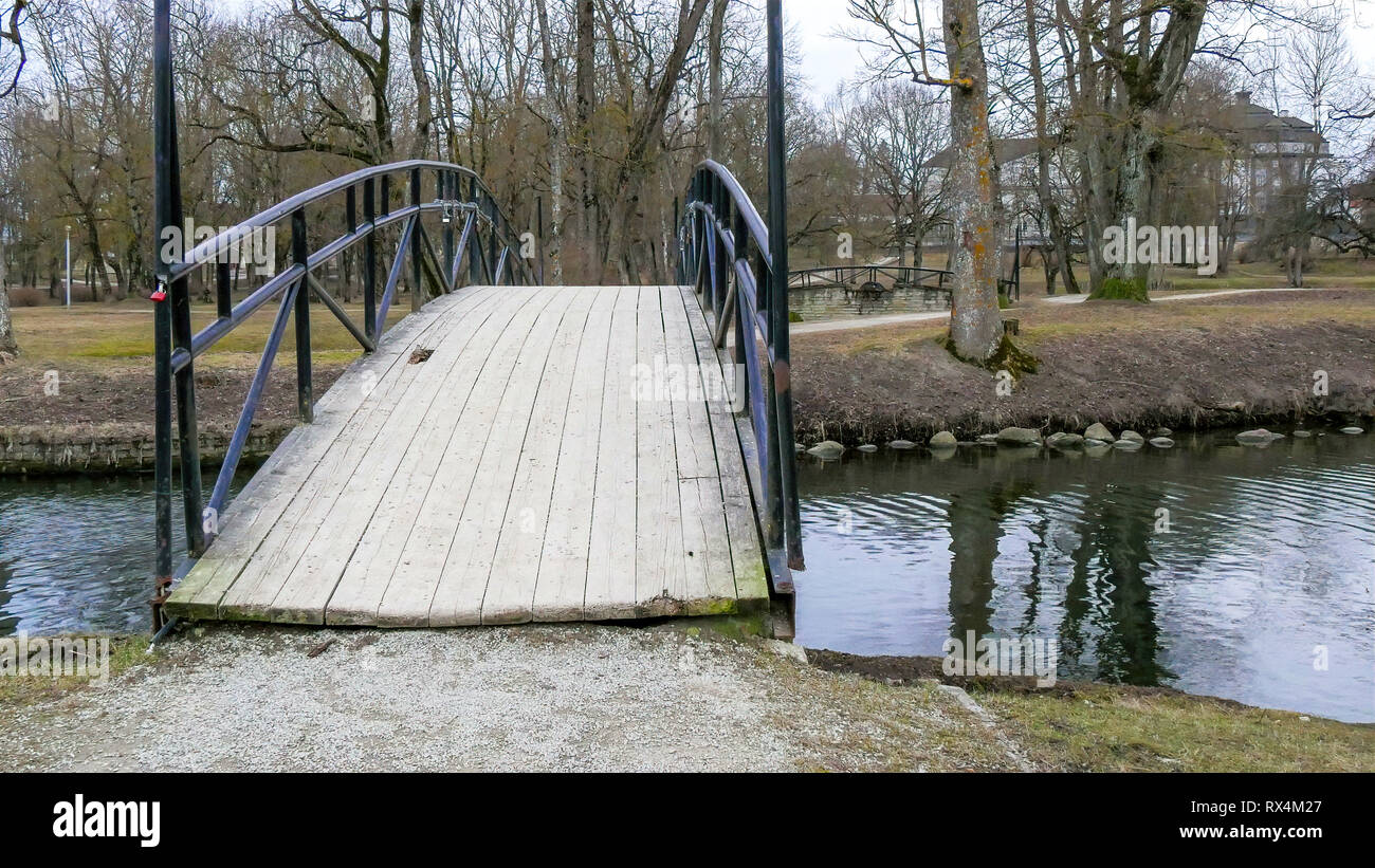 A small bridge in an arch shape with the small lake under. Going ...