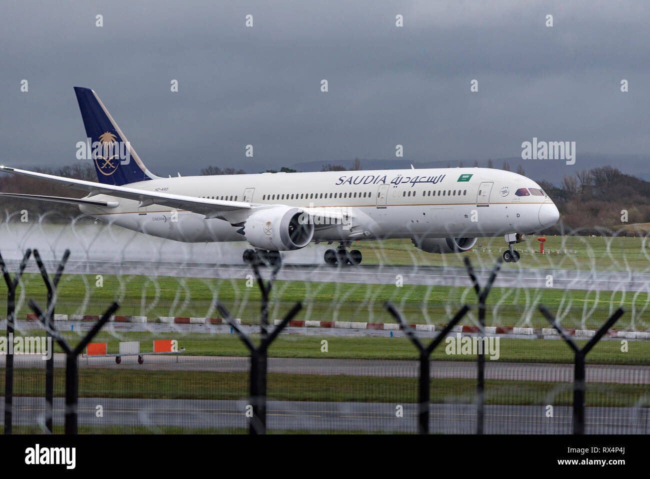 Saudia boeing 787 dreamliner hi-res stock photography and images - Alamy