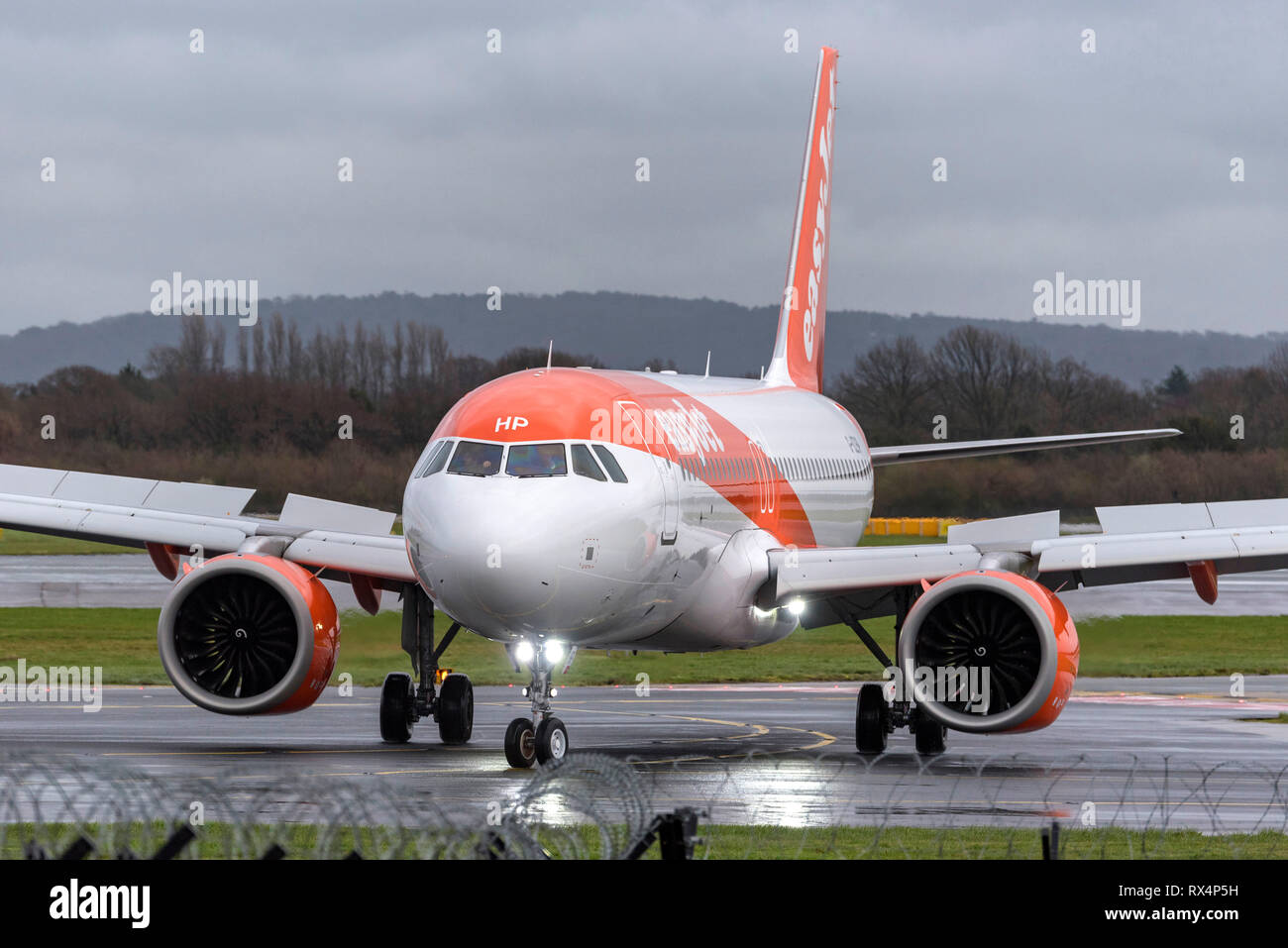 Easyjet jet aircraft hi-res stock photography and images - Alamy