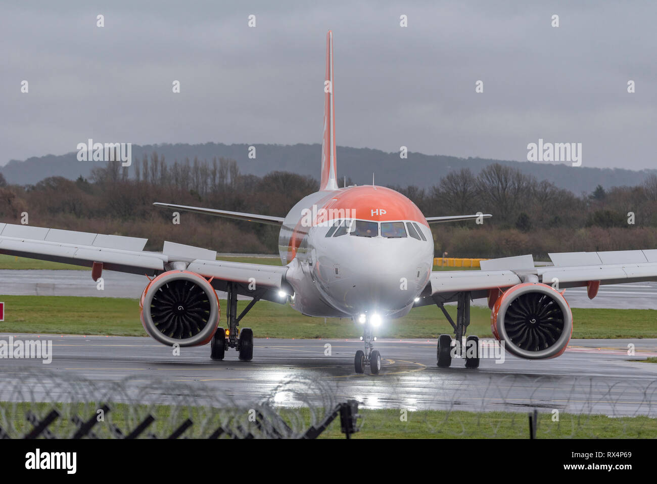 An easyjet plane hi-res stock photography and images - Alamy