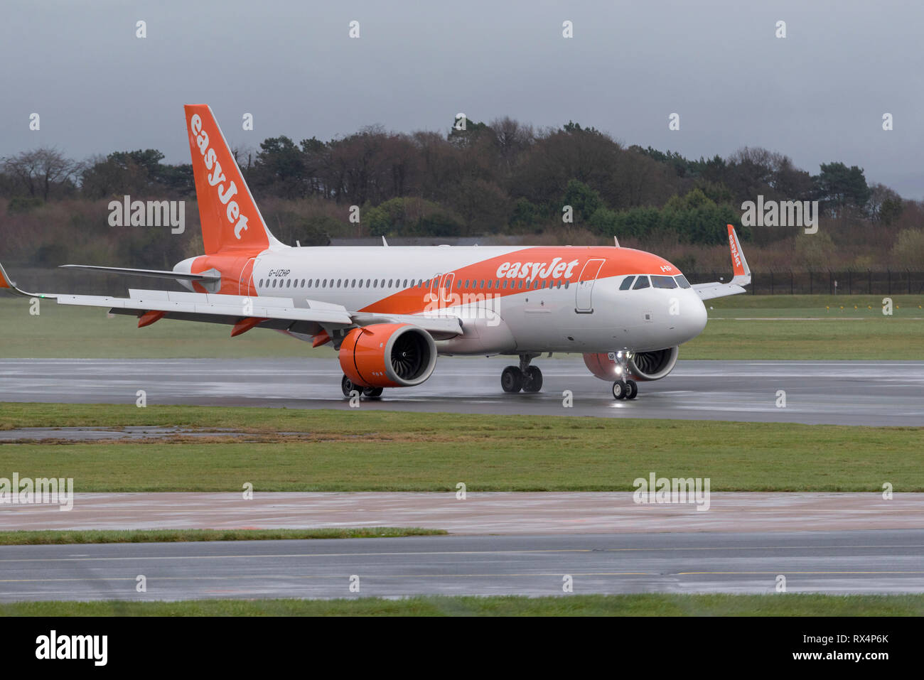 Easyjet jet airliner hi-res stock photography and images - Alamy