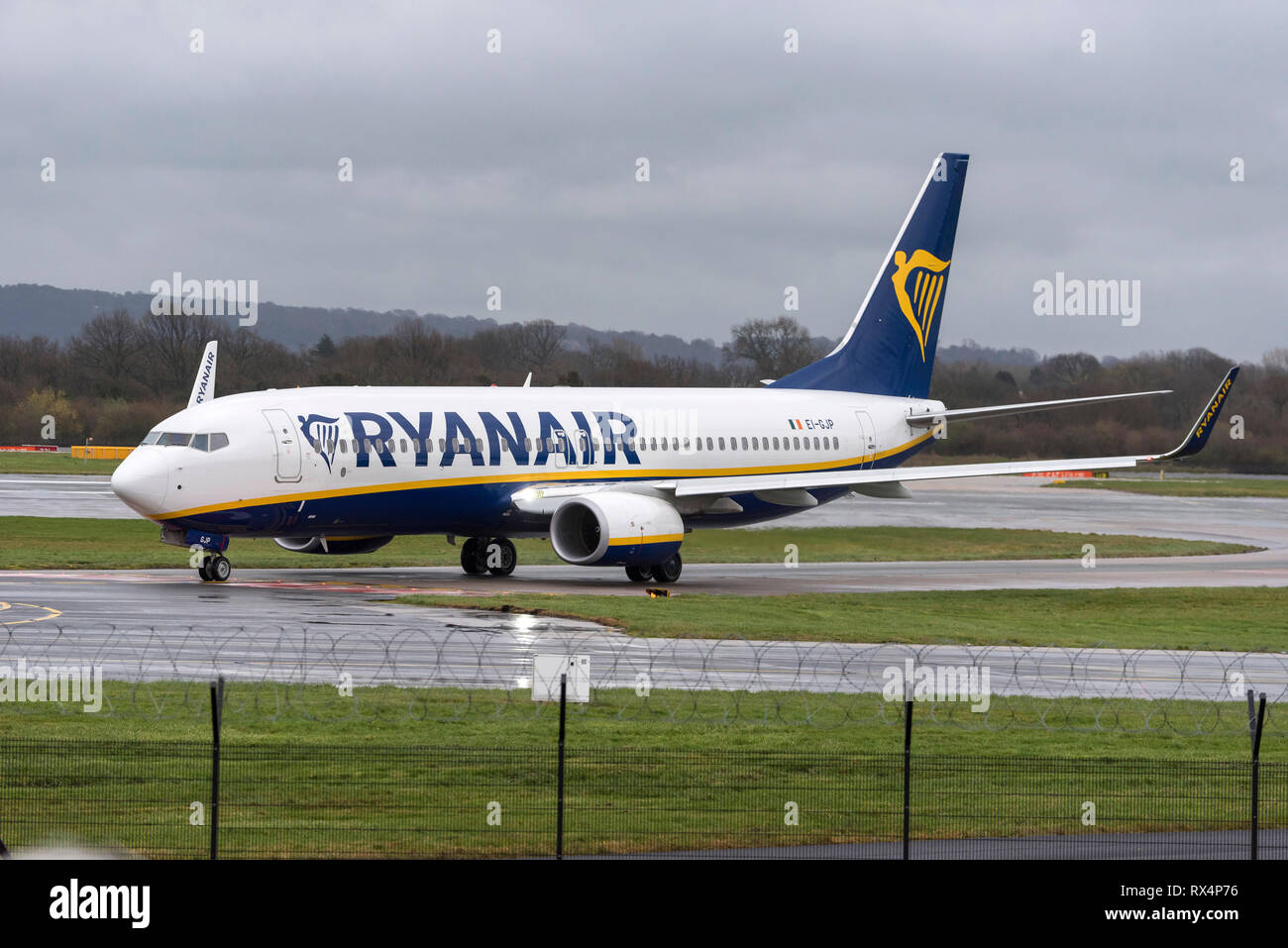 Jet aircraft ryanair hi-res stock photography and images - Alamy