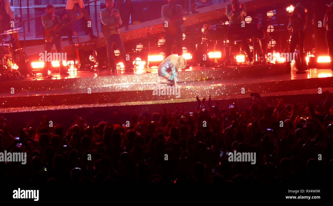 LONDON, ENGLAND - SEPTEMBER 27: Singer Kylie Minogue performs in ...