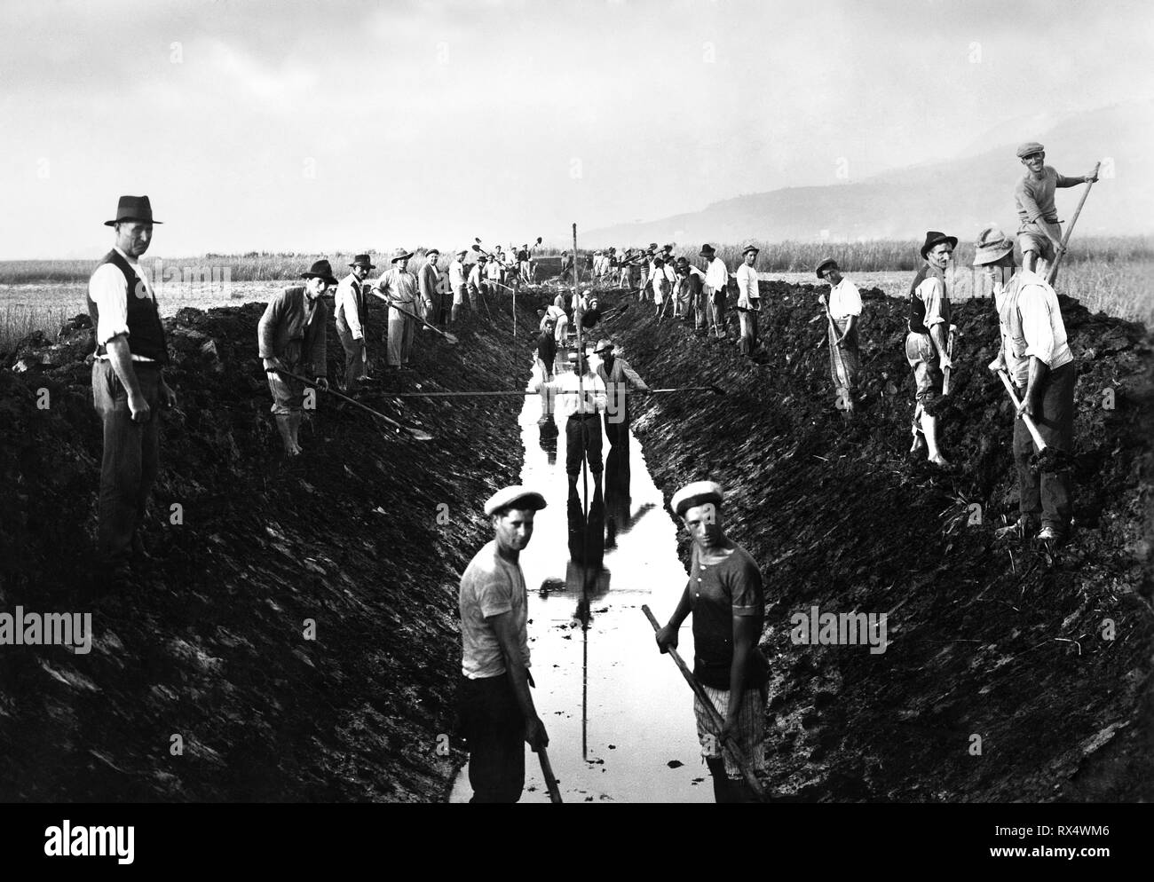 Workers italy 1920 hi-res stock photography and images - Alamy