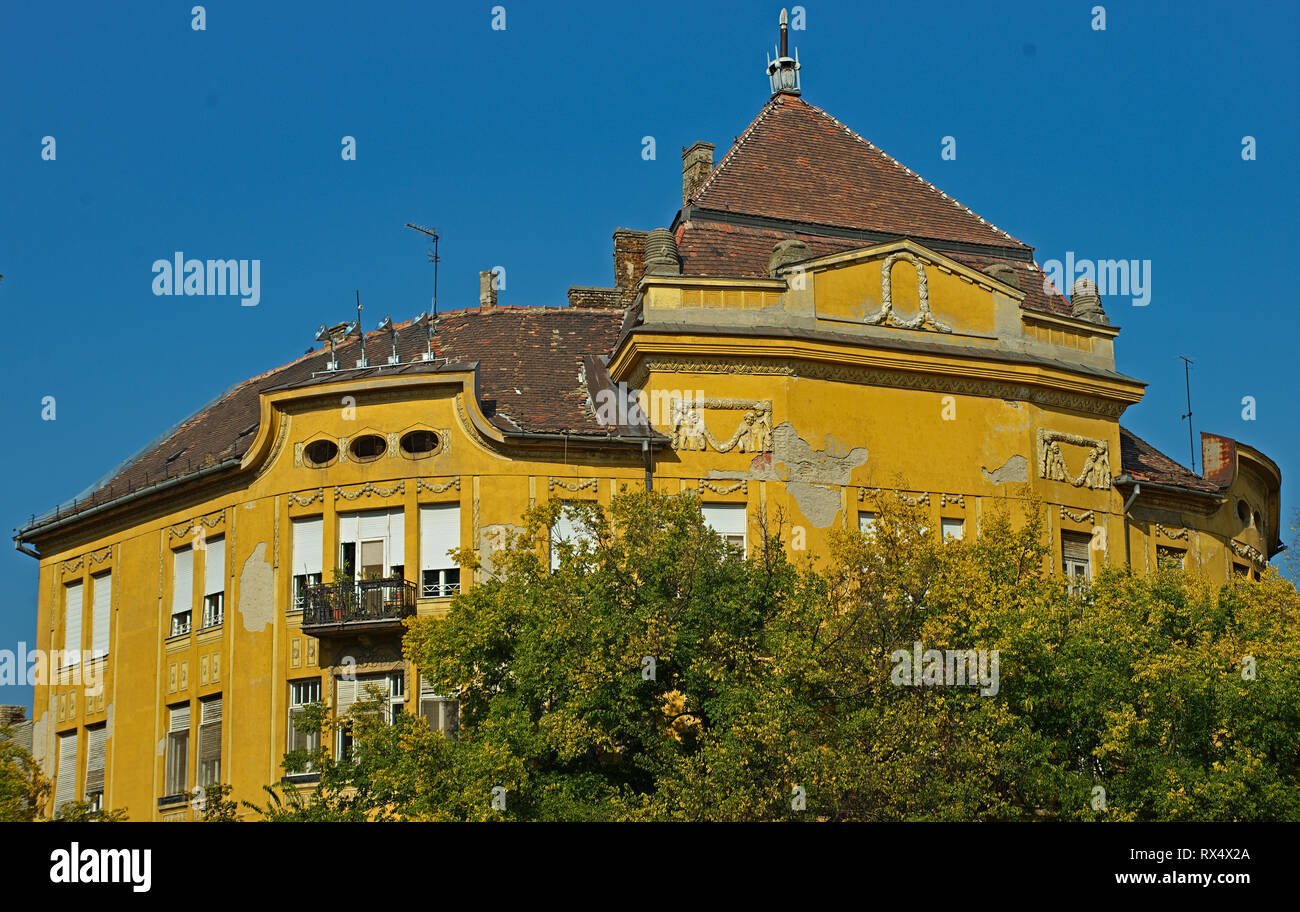 Old yellow building hi-res stock photography and images - Alamy
