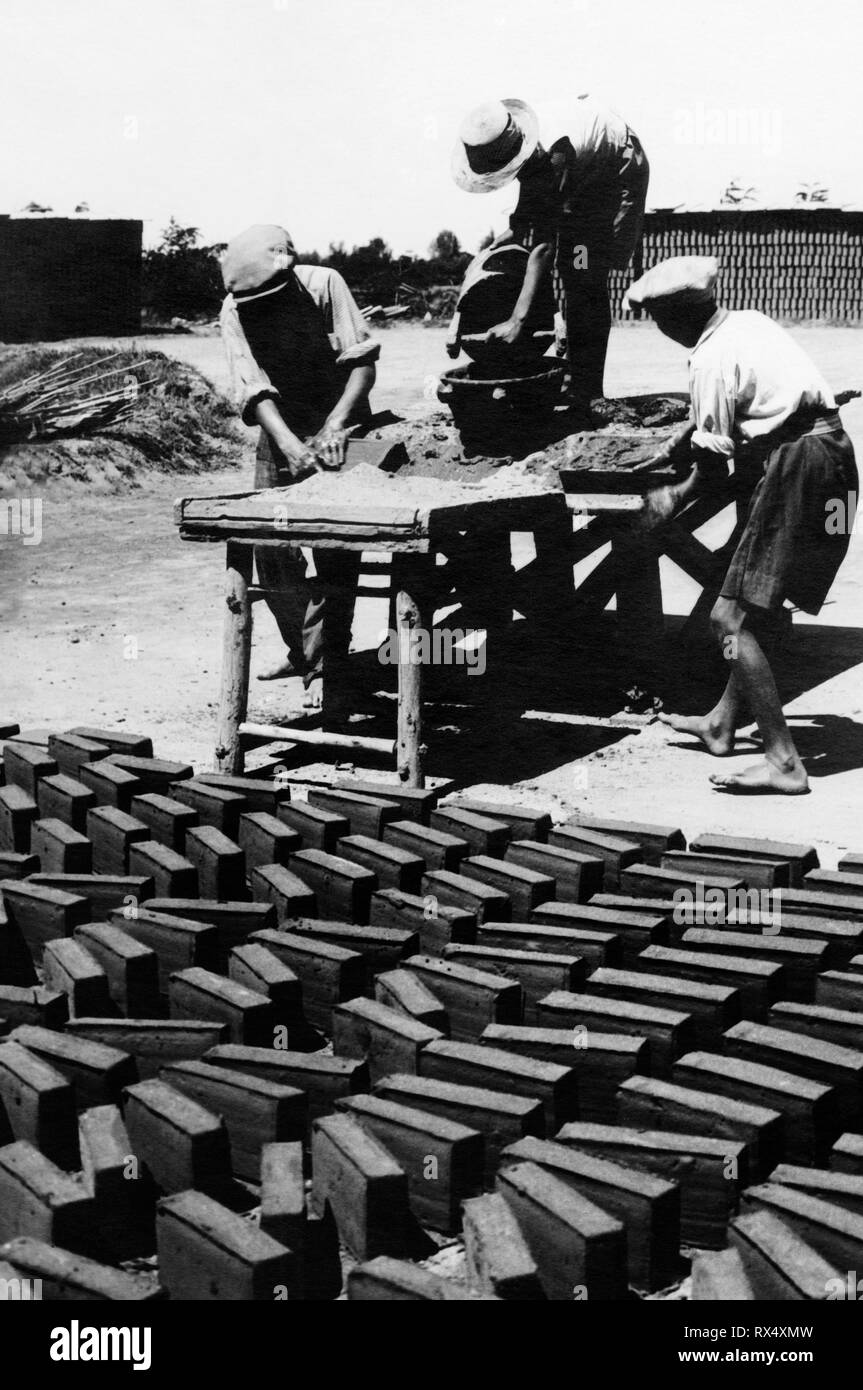 Historical workers bricks hi-res stock photography and images - Alamy