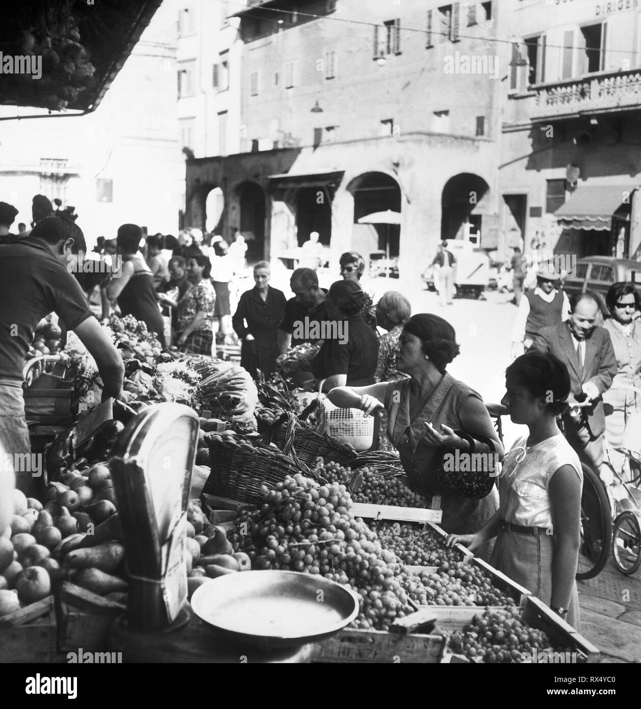 Italy sixties market hi-res stock photography and images - Alamy