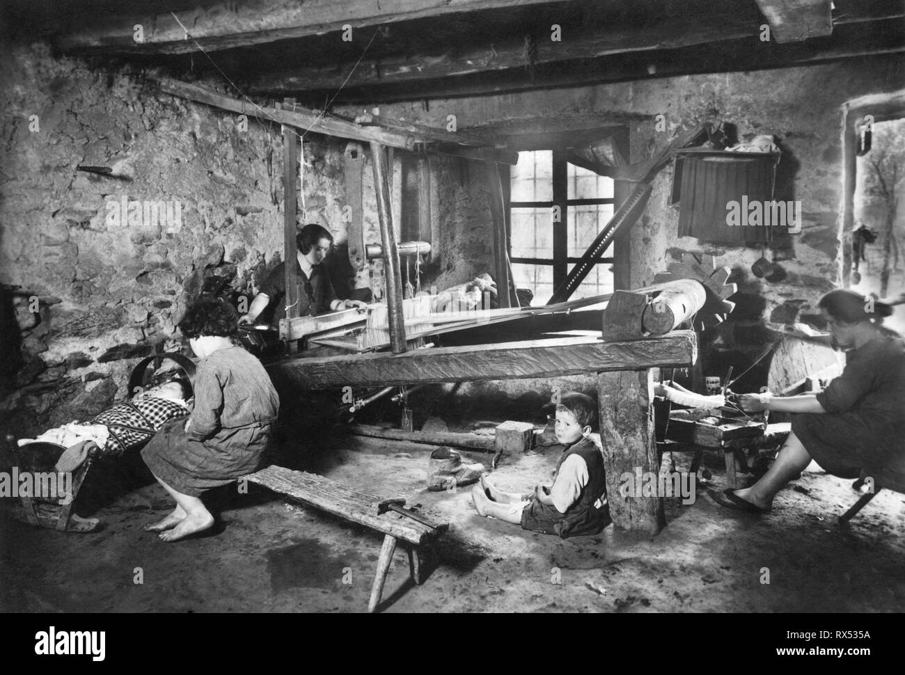 italy, piemonte, canavese, corio, hand loom 1930-1940 Stock Photo - Alamy