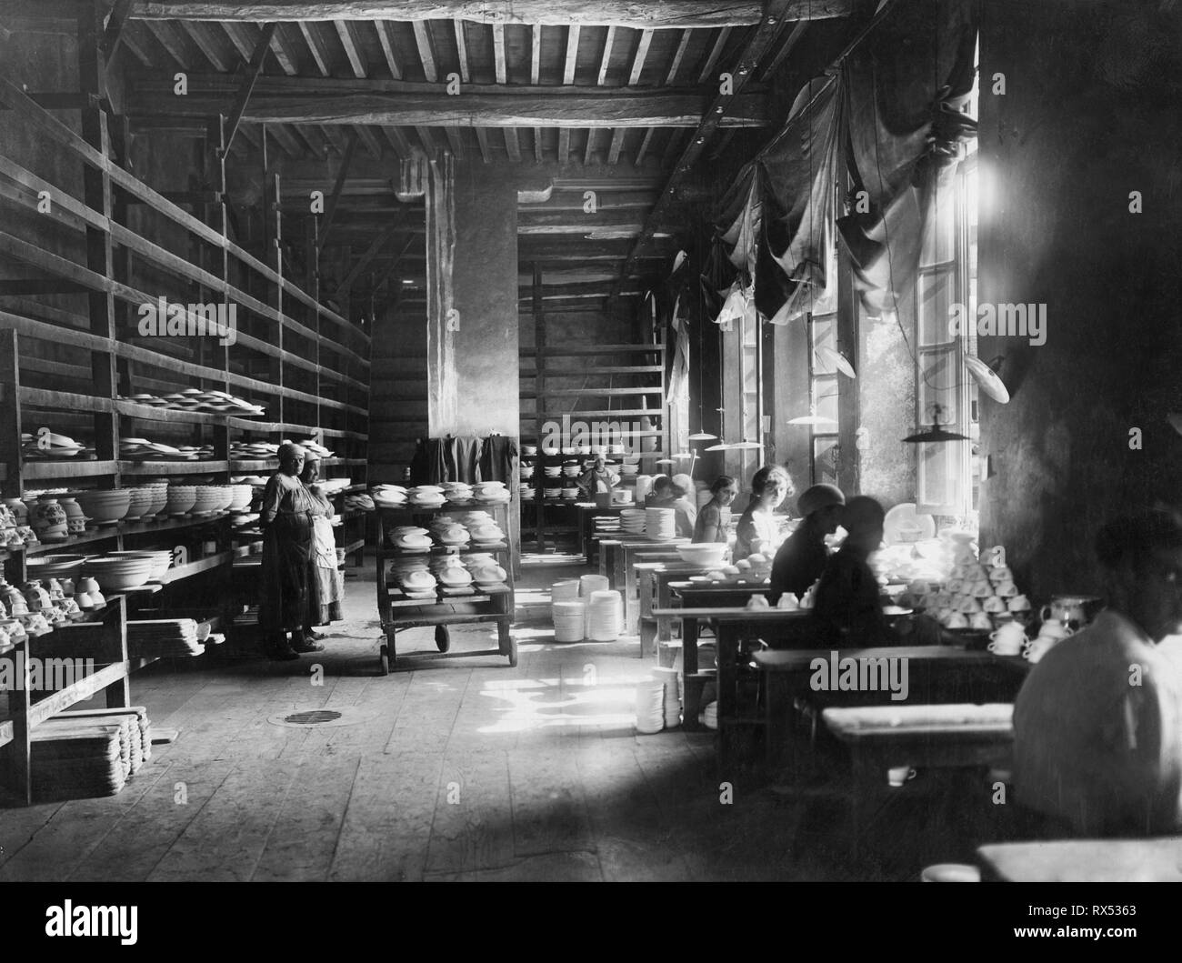 Workers italy 1920 hi-res stock photography and images - Alamy