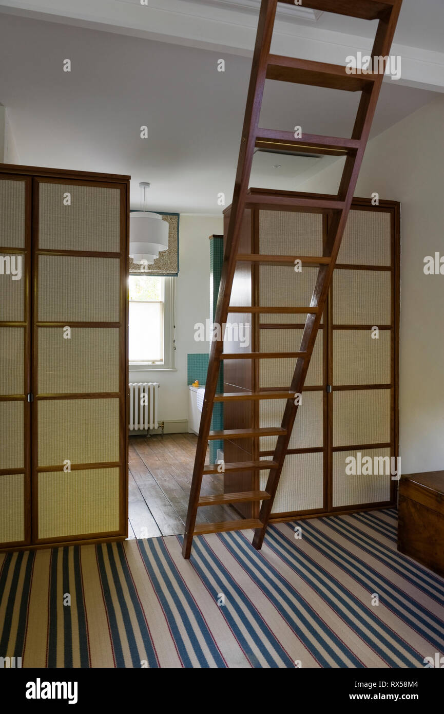 Mezzanine bedroom hi-res stock photography and images - Alamy