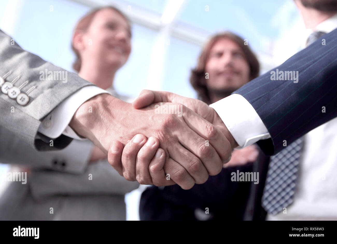 welcome and handshake business people Stock Photo - Alamy