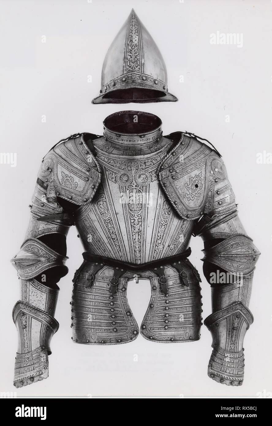 Half suit of armor hi-res stock photography and images - Alamy