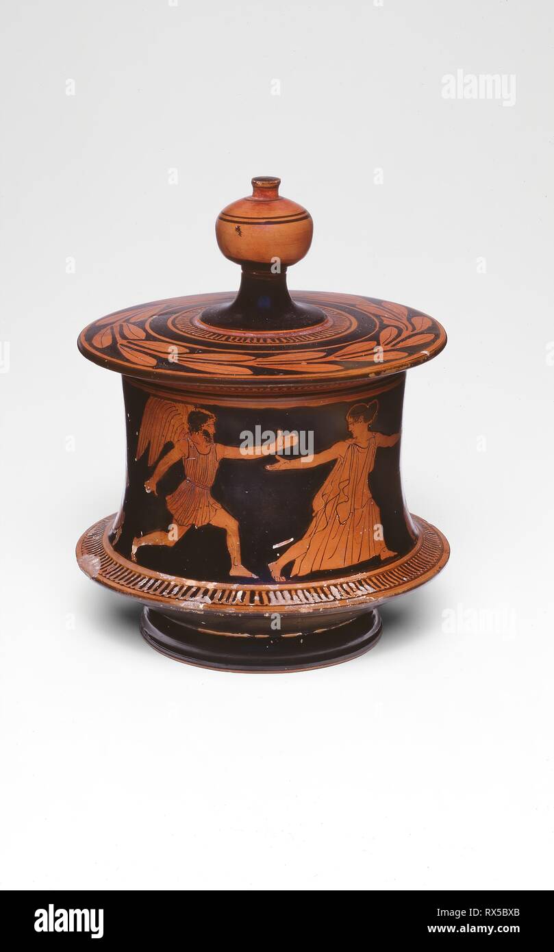 Ancient greek pyxis hi-res stock photography and images - Alamy