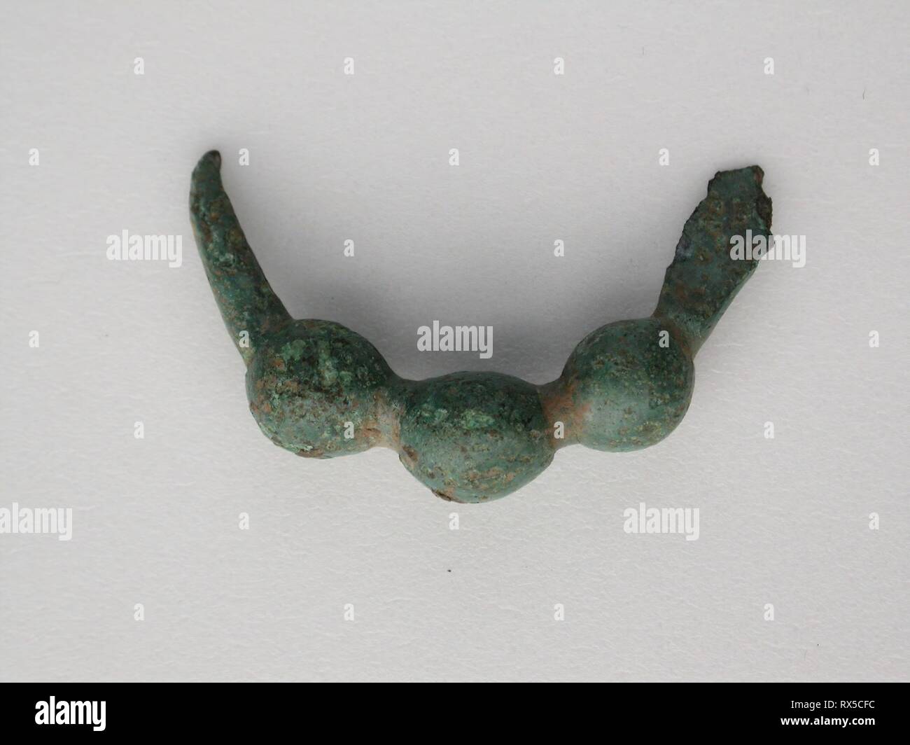 Bow fibula hi-res stock photography and images - Alamy