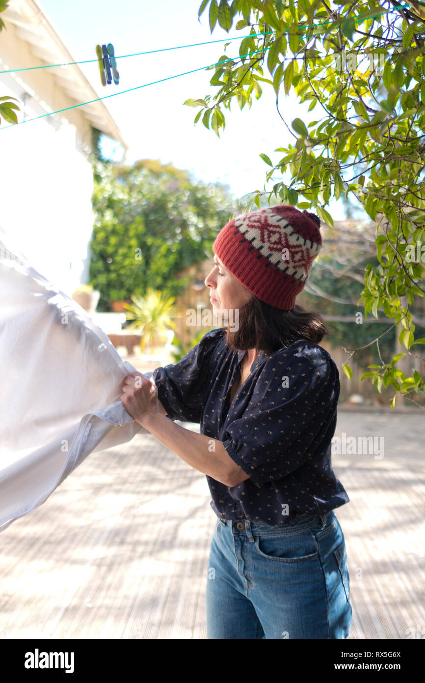 Sheets on washing line hi-res stock photography and images - Alamy