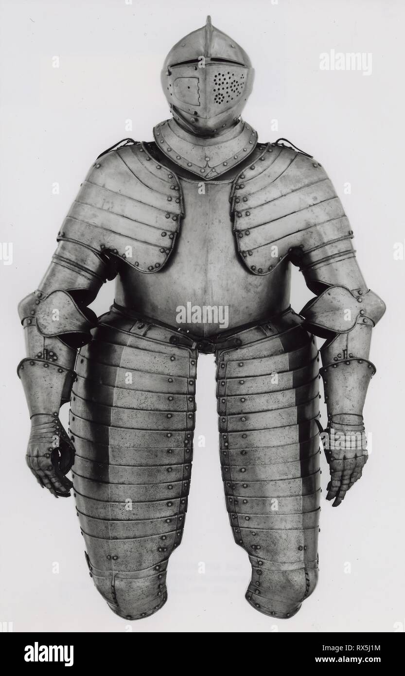 Half suit of armor hi-res stock photography and images - Alamy