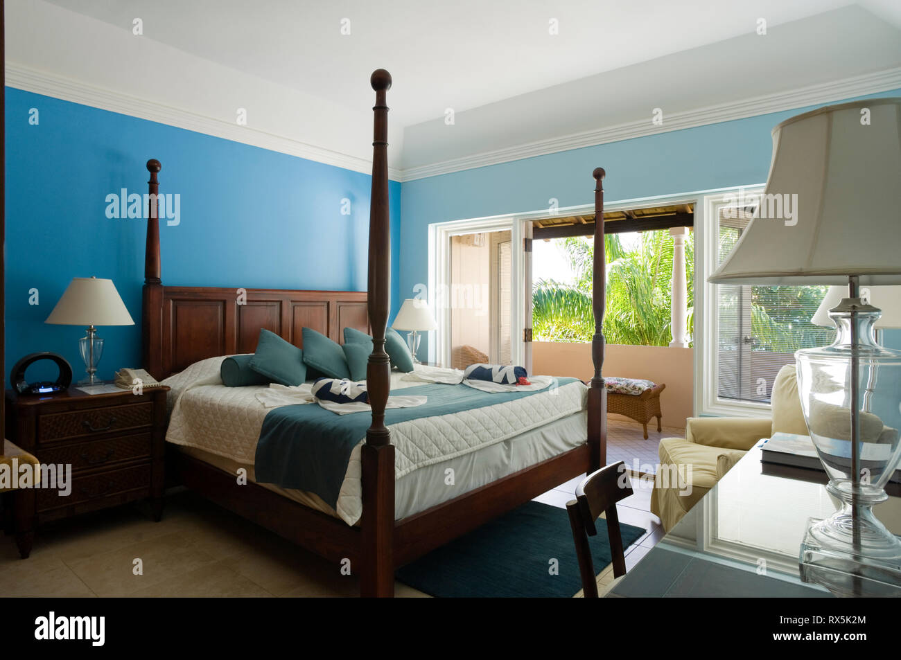 Four poster bed in luxury bedroom hi-res stock photography and images ...
