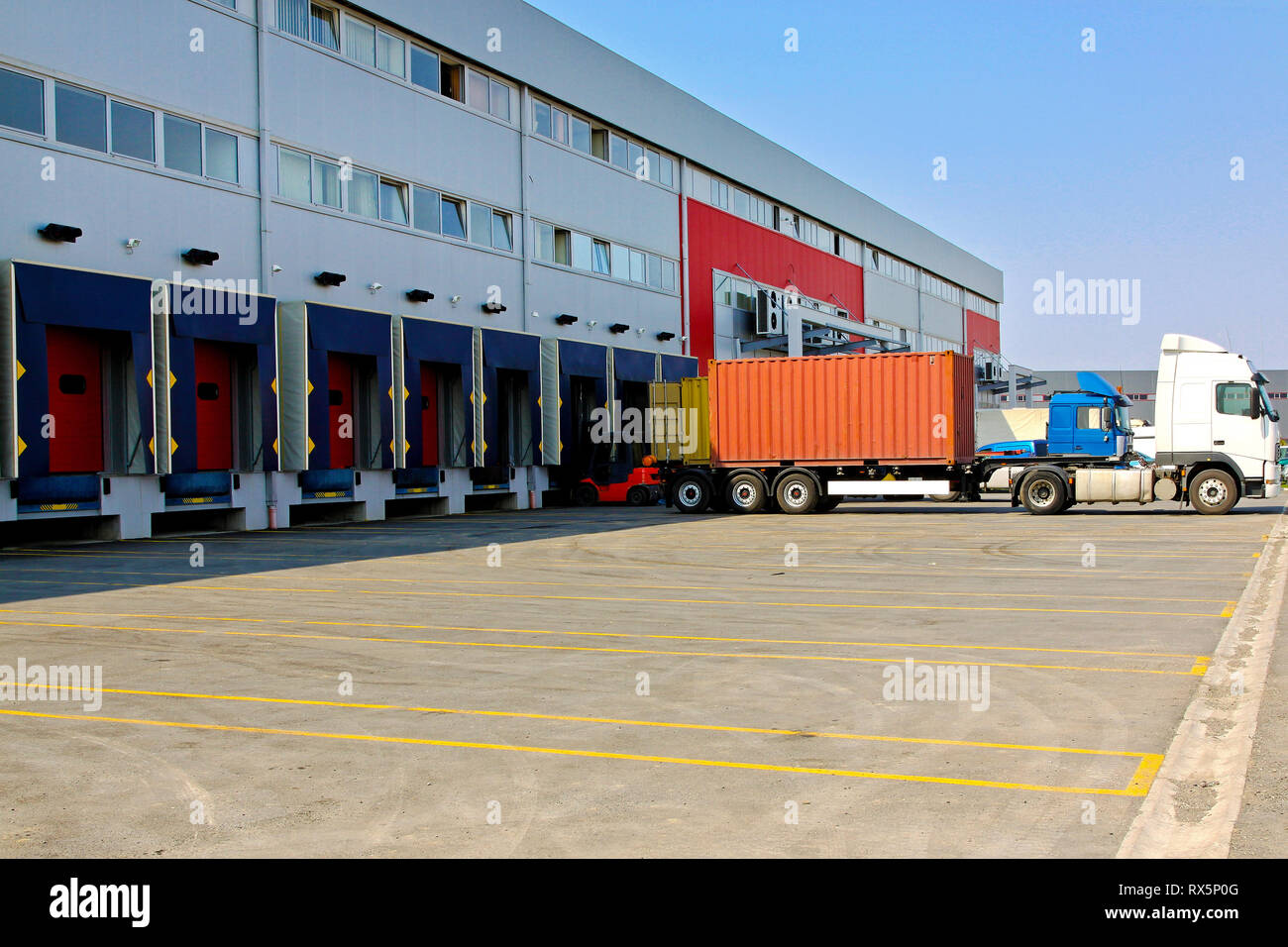 Loading dock trucks hi-res stock photography and images - Alamy