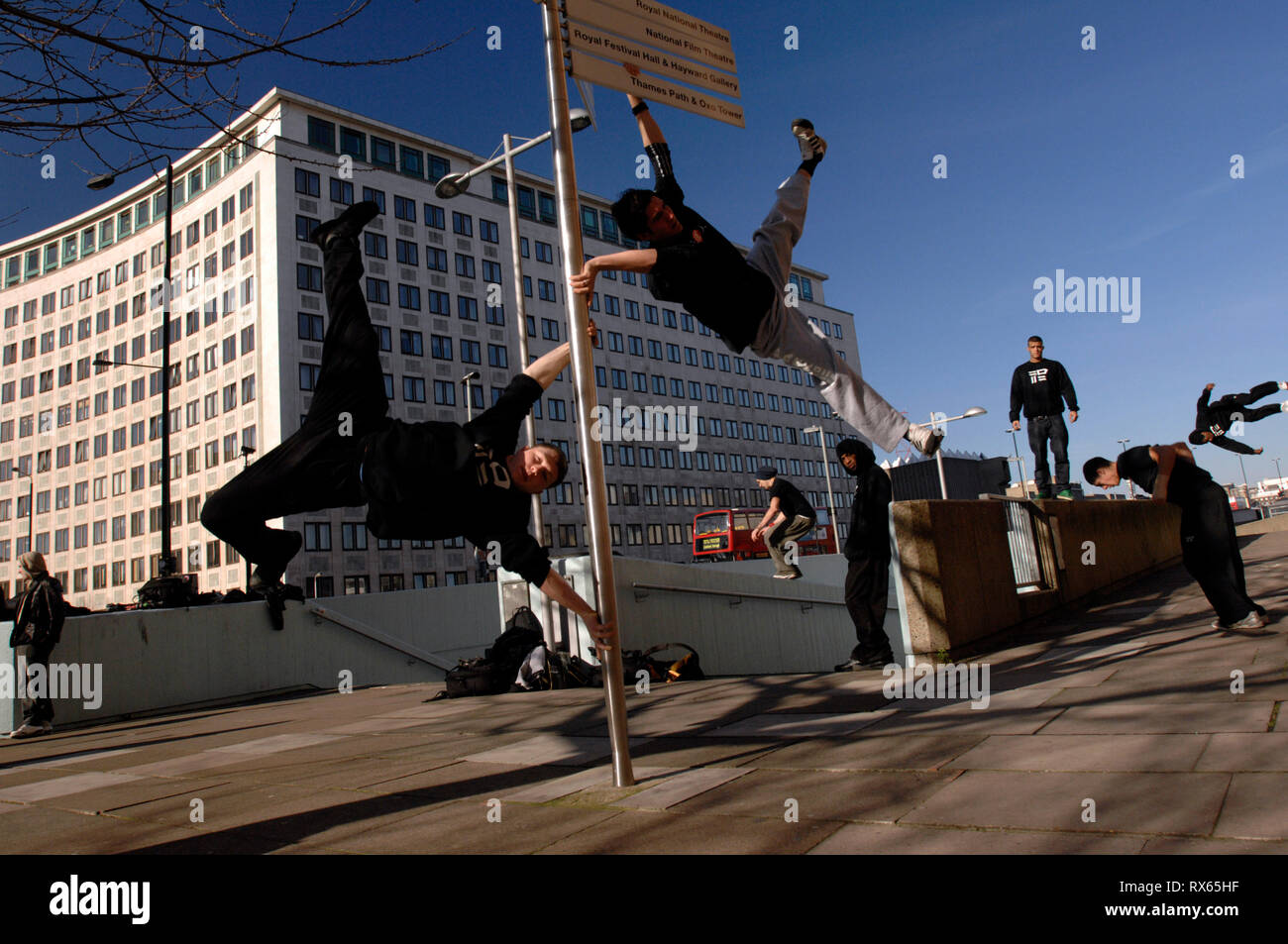 Urban freeflow demonstrate parkour moves hi-res stock photography and ...