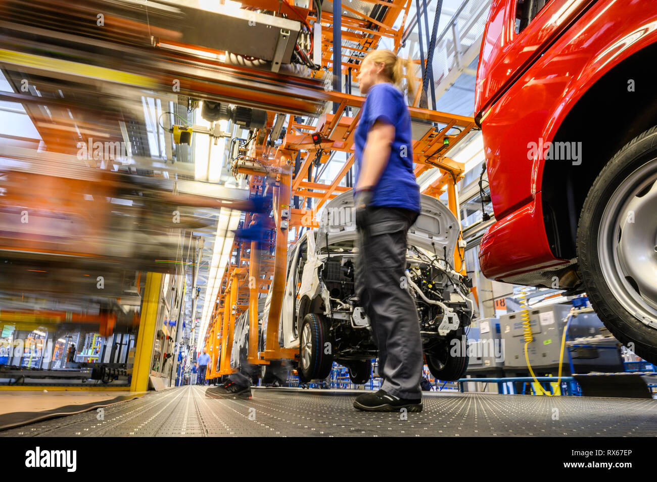 Hannover, Germany. 08th Mar, 2019. Employees assemble the front end of ...