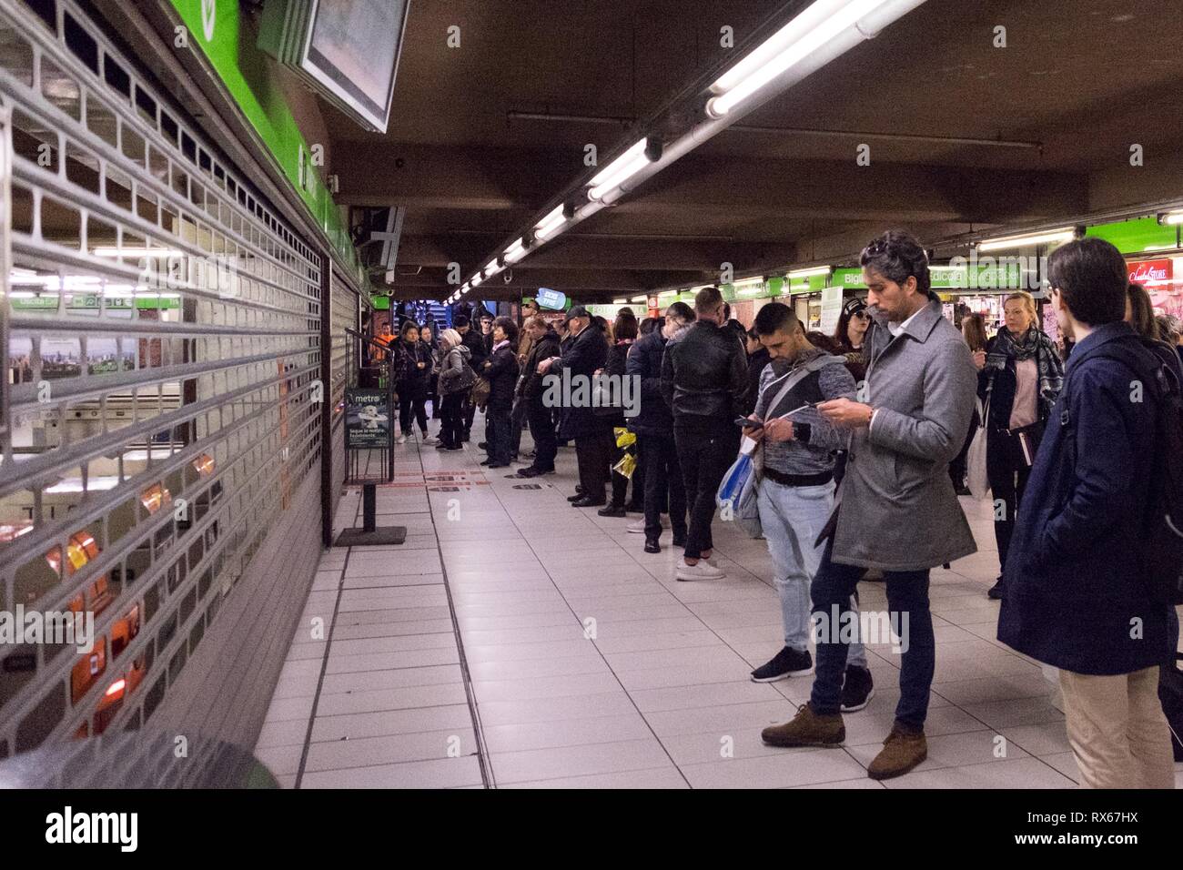 Metro linea verde hi-res stock photography and images - Alamy
