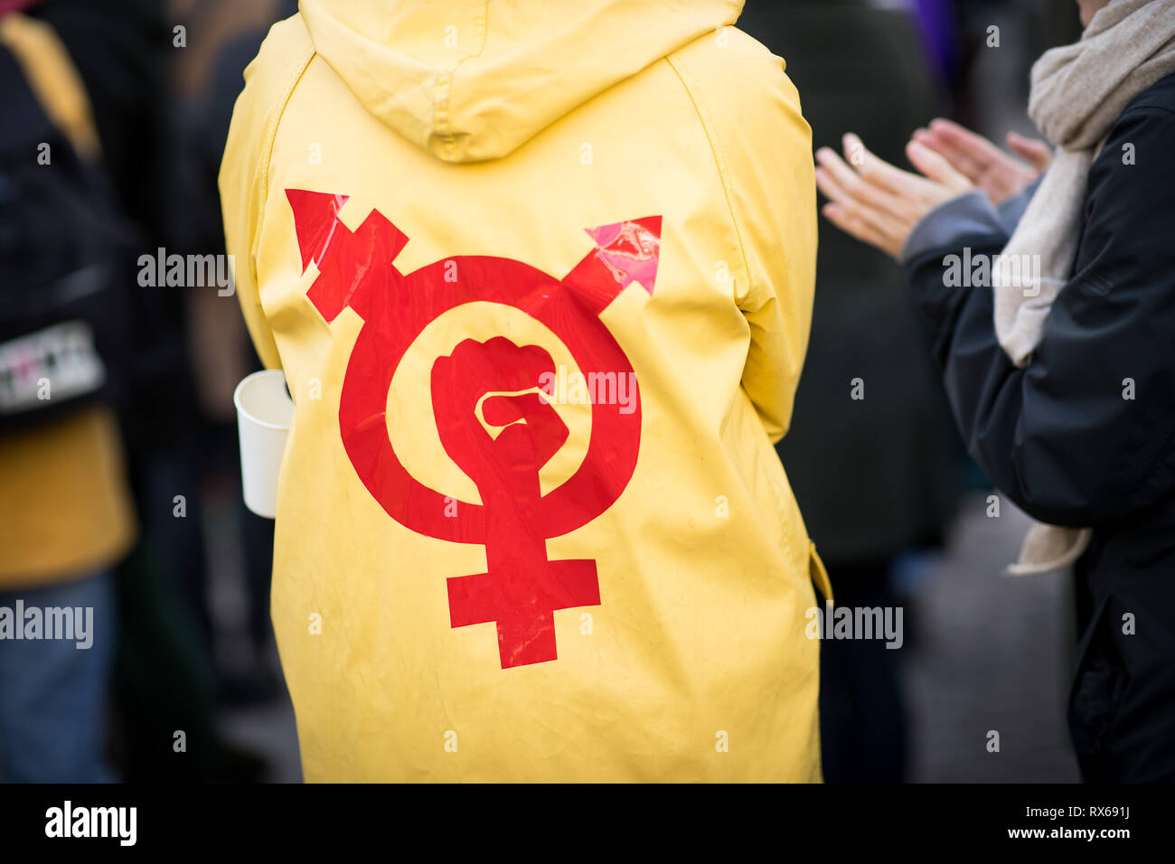 Hamburg, Germany. 08th Mar, 2019. A woman wears a yellow raincoat with ...
