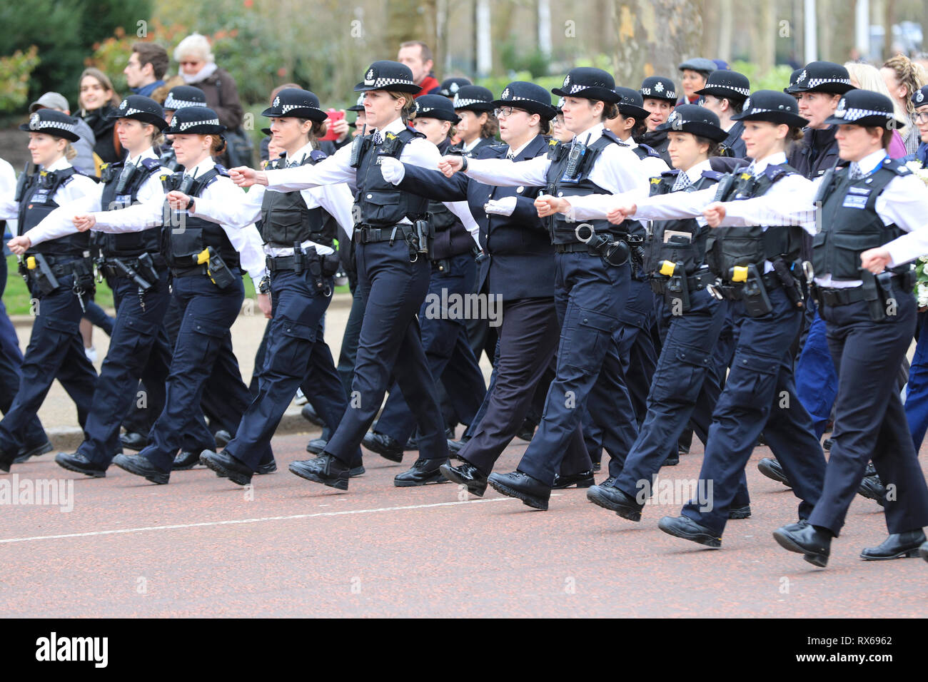 Police woman london hi-res stock photography and images - Alamy