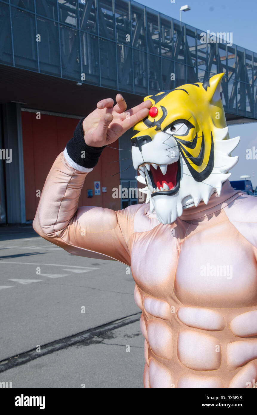 Man wrestling tiger hi-res stock photography and images - Alamy