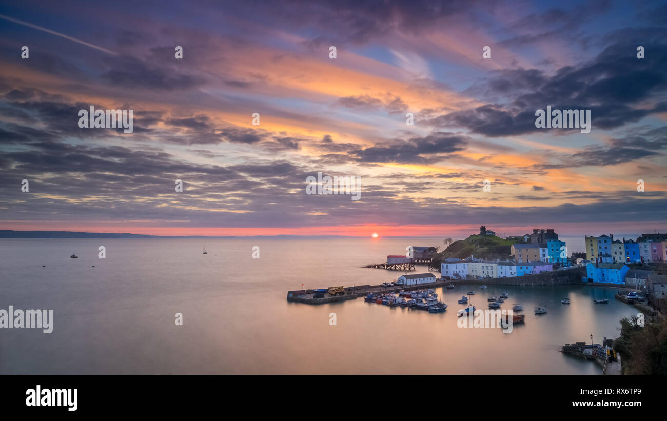Tenby harbour sunset hi-res stock photography and images - Alamy