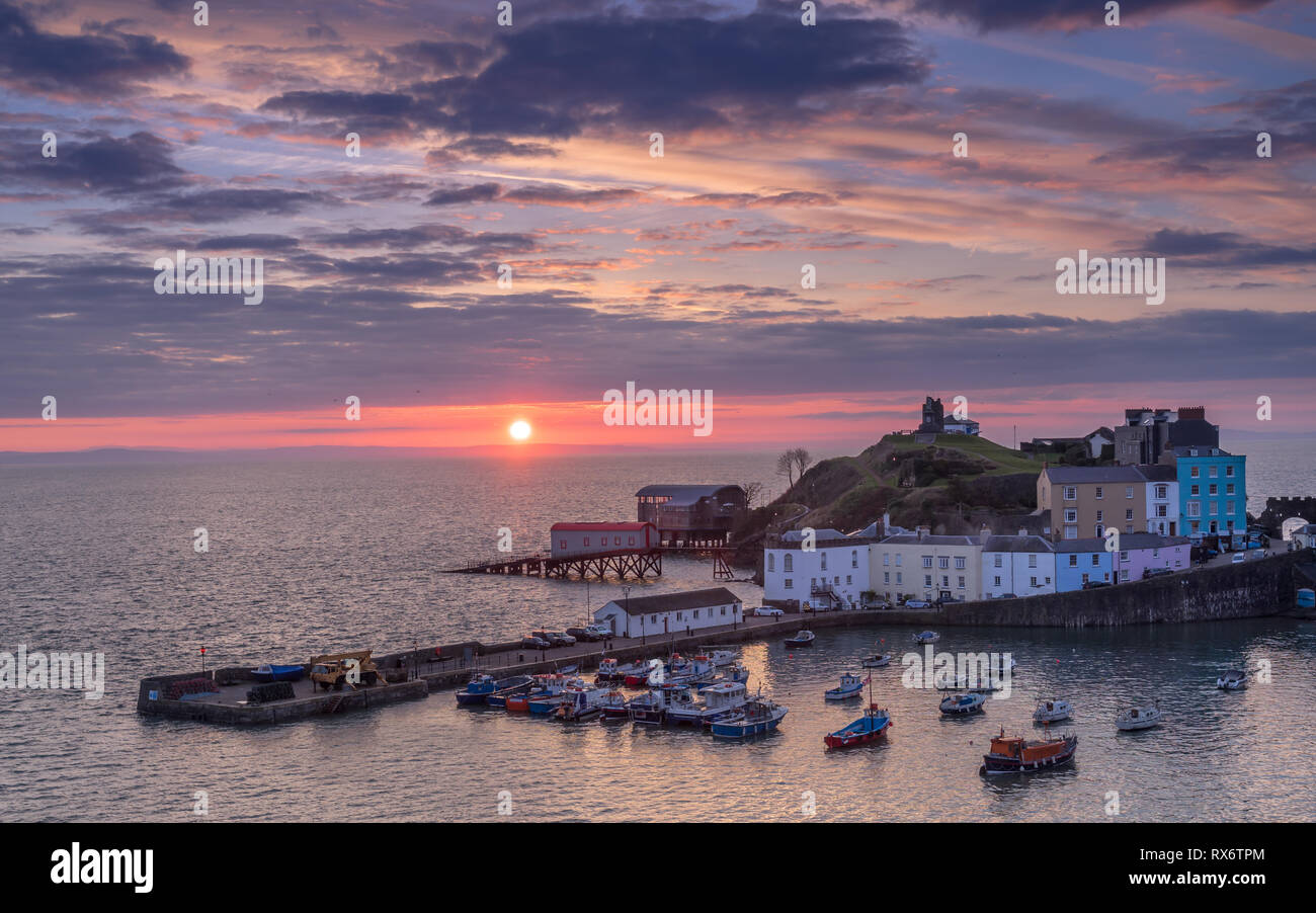 Tenby harbour and life boat house at sunrise with spectacular sky Stock ...