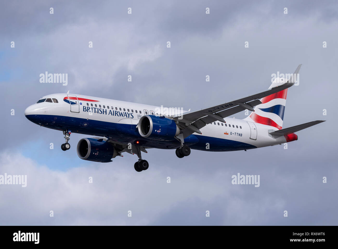 Aircraft on final approach to heathrow airport hi-res stock photography ...