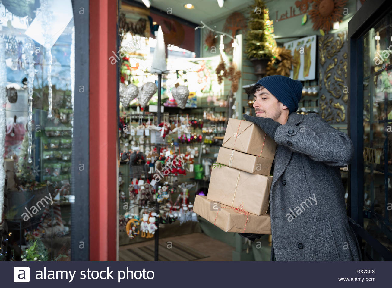 Christmas market customer hi-res stock photography and images - Alamy