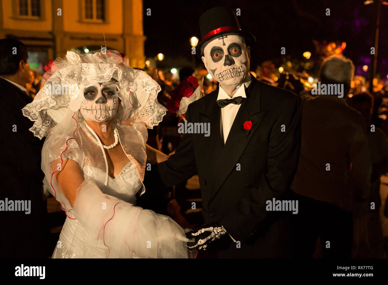 Skeleton couple hi-res stock photography and images - Alamy