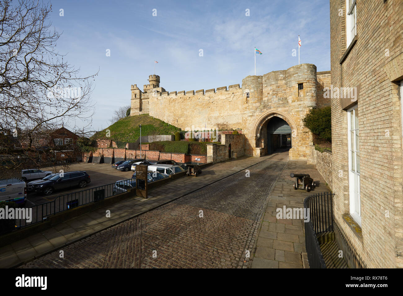 Stone gate house hi-res stock photography and images - Alamy