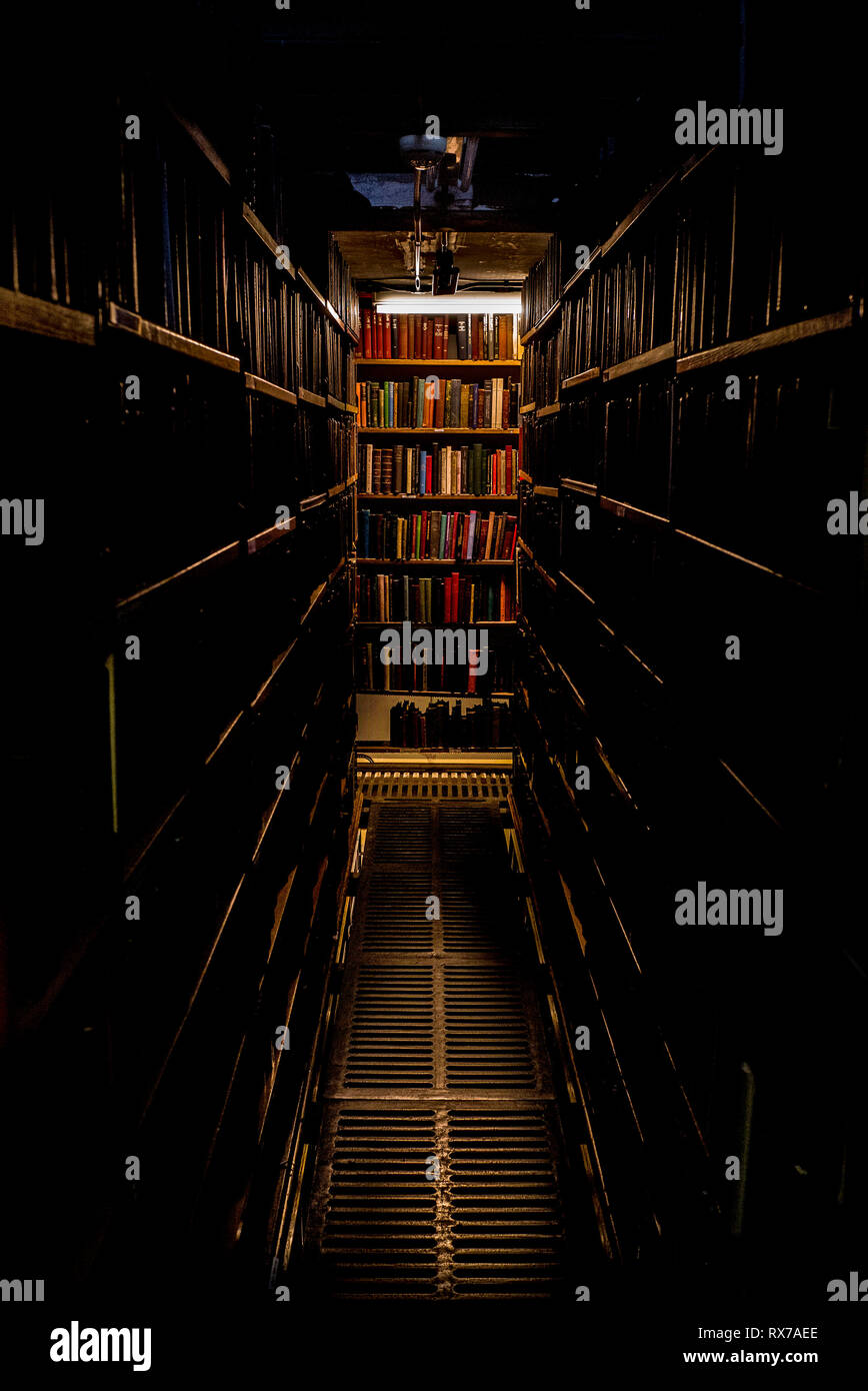 Old library shelves dark hi-res stock photography and images - Alamy