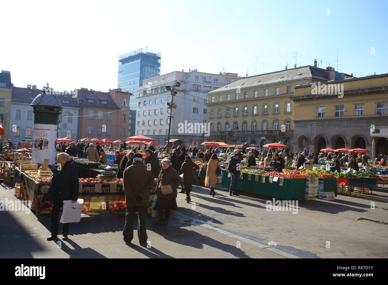 Wet market tourism people hi-res stock photography and images - Alamy