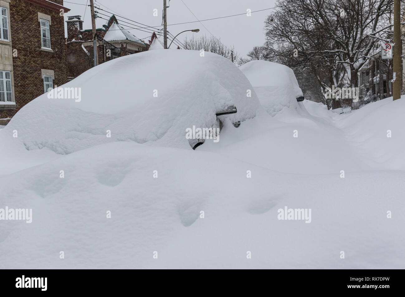 Buried under snow hi-res stock photography and images - Alamy