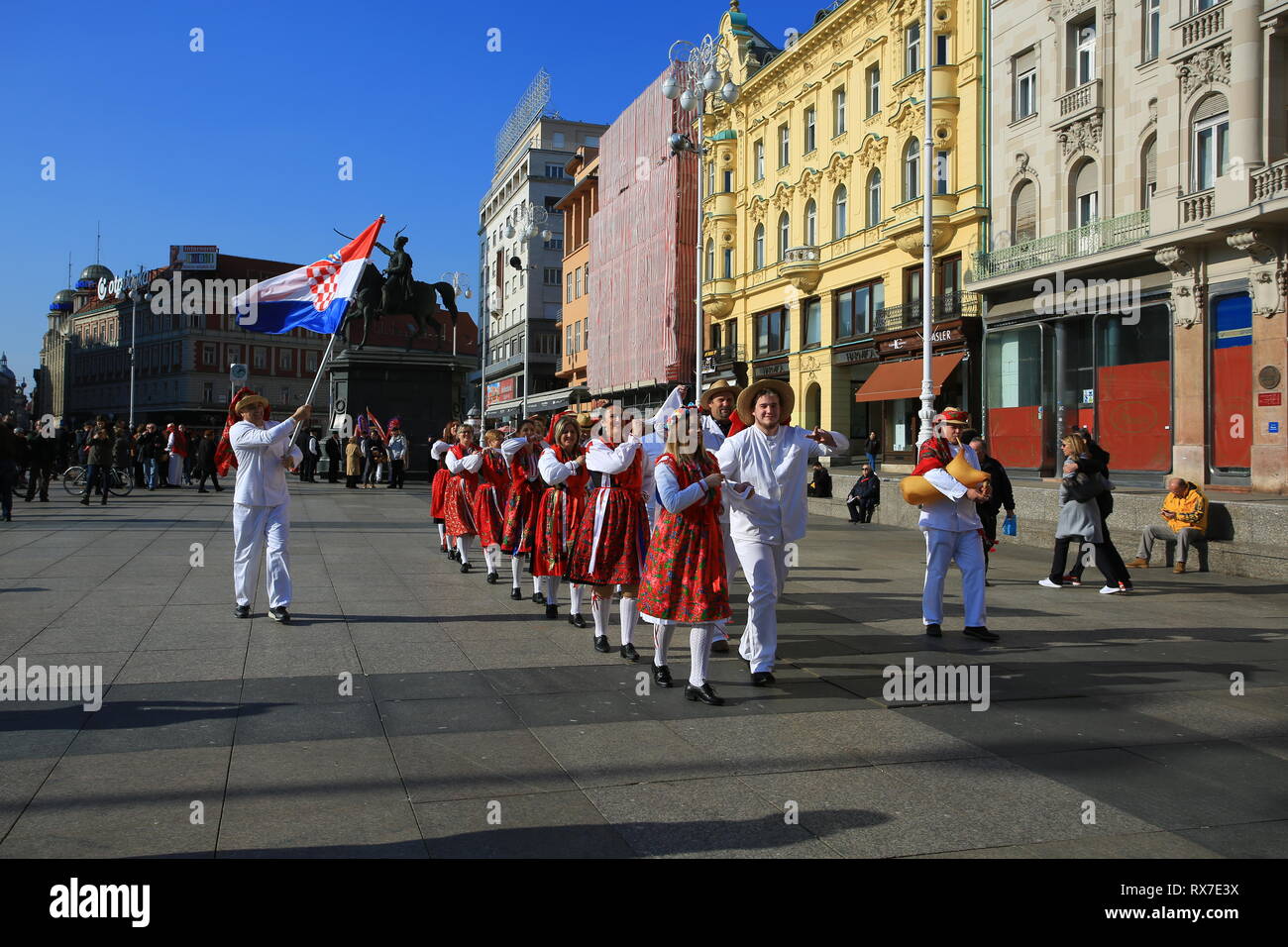 Croatia traditional costume hi-res stock photography and images - Alamy