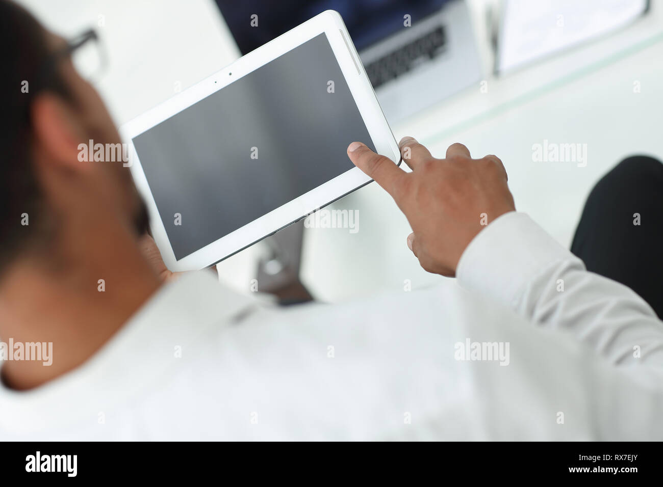 Man uses tablet sitting table hi-res stock photography and images - Alamy