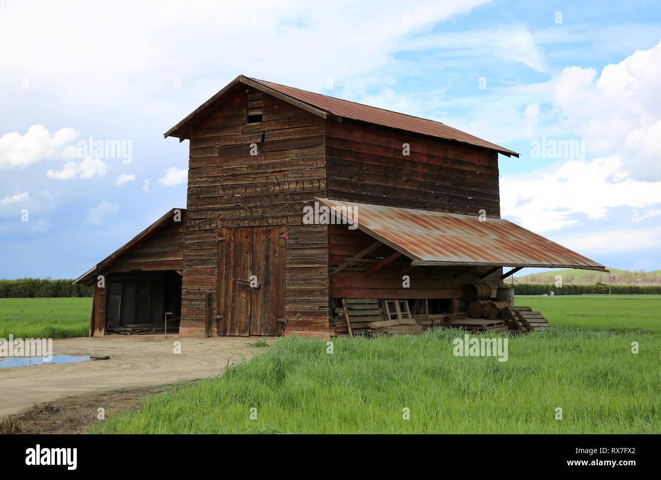 Rustic barn structure hi-res stock photography and images - Alamy