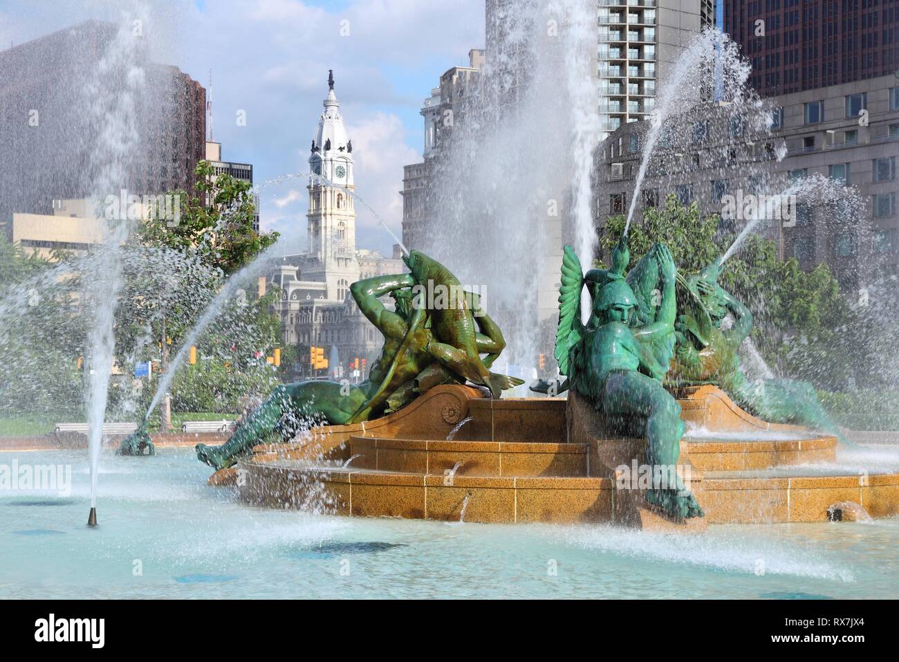 Philadelphia, Pennsylvania. City skyline with Swann Memorial Fountain ...