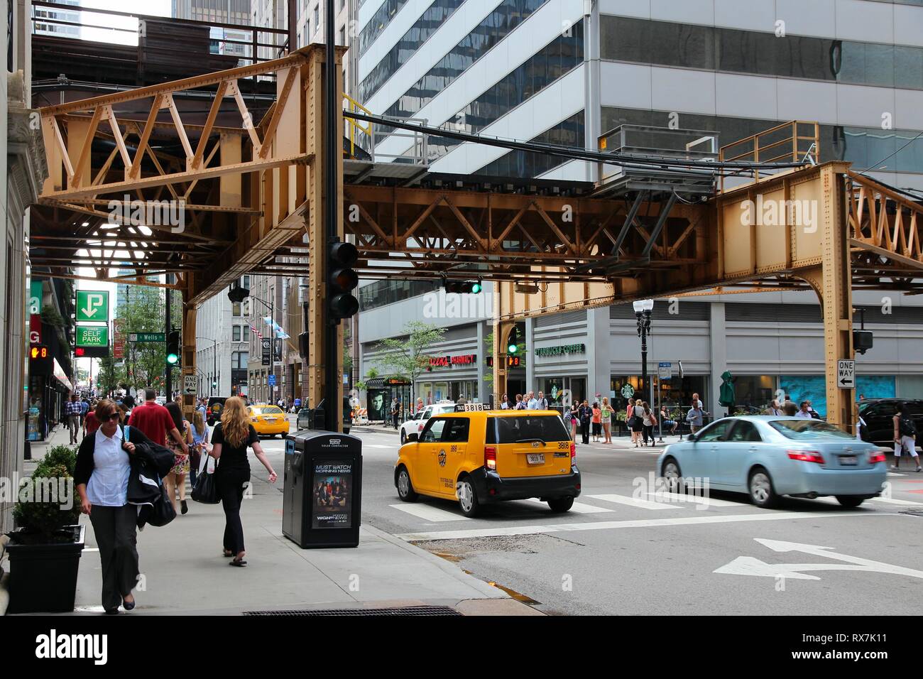 Illinois chicago people in crosswalk hi-res stock photography and ...