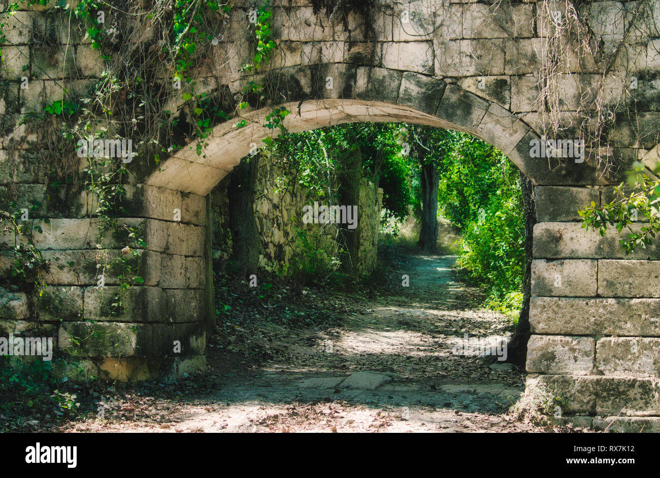 Old stone archway hi-res stock photography and images - Alamy
