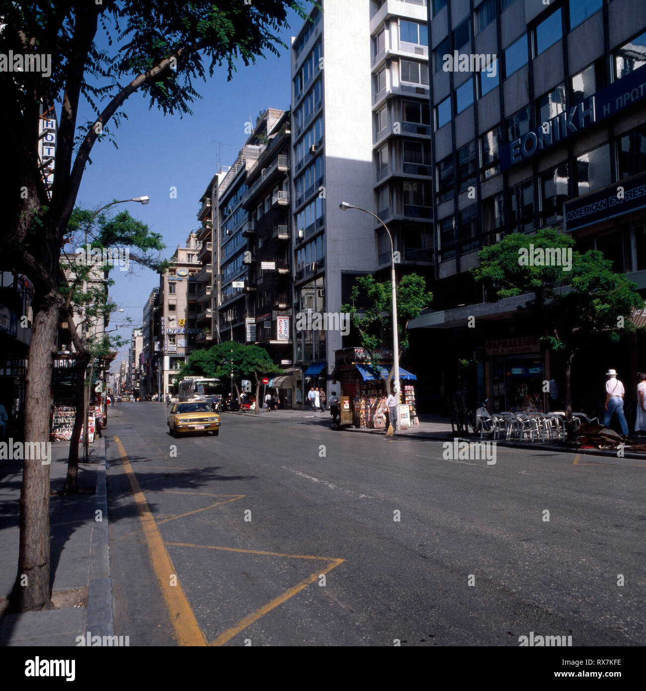 Athen, Peloponnes - Straße in Athen, Griechenland 1980er. Street in ...