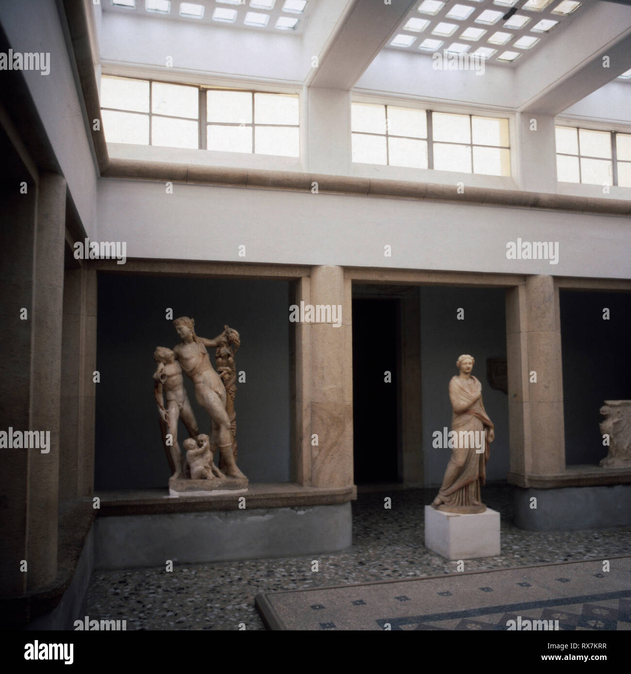 Touristen in einem museum hi-res stock photography and images - Alamy