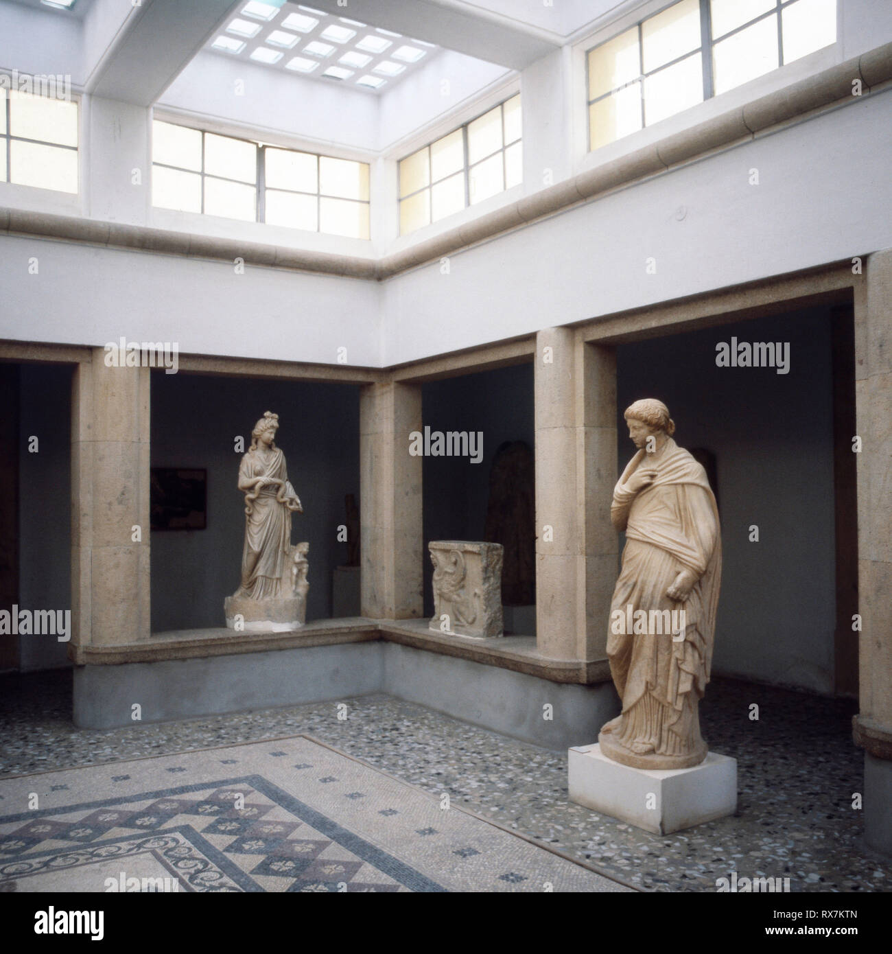 Insel Kos - Statuen in einem Museum auf der Insel Kos, Griechenland ...