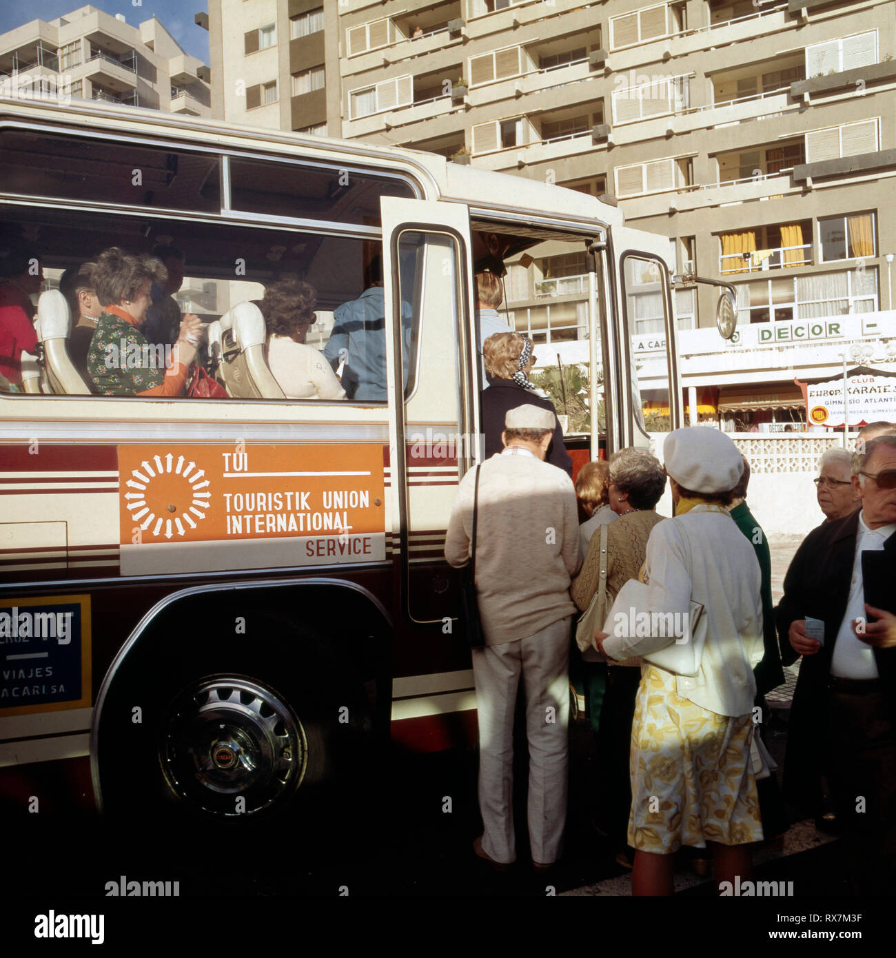 TUI - Senioren kurz vorm Betreten eines Buses in Ibiza, Spanien 1970er ...
