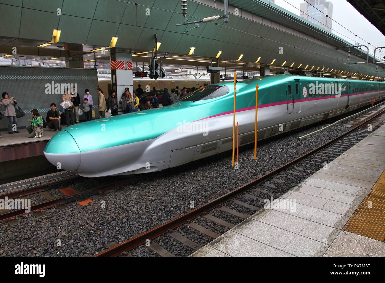 TOKYO, JAPAN - MAY 4, 2012: Travelers board Shinkansen Hayabusa train ...